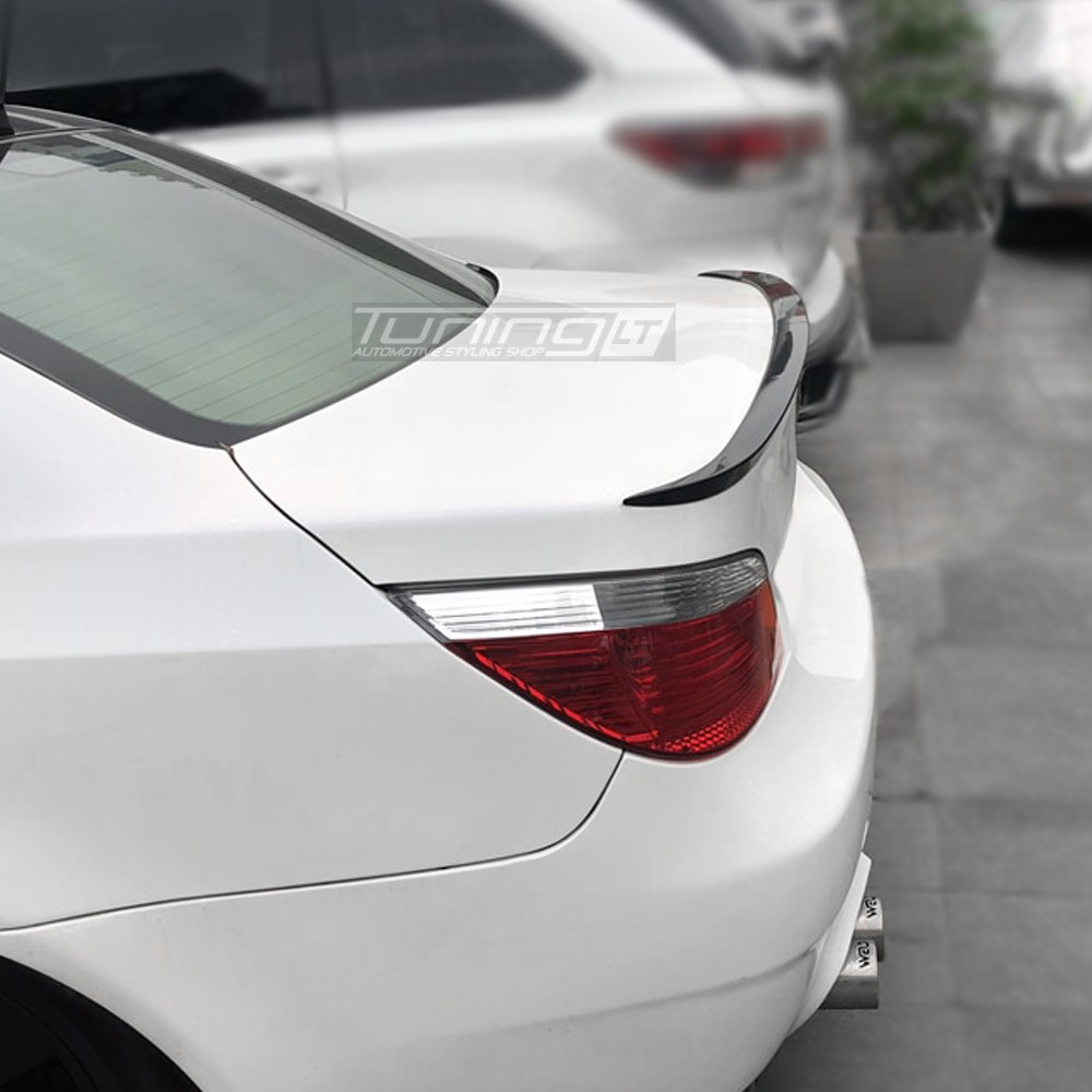 BMW E60 spoileris ant galinio dangčio, blizgus juodas