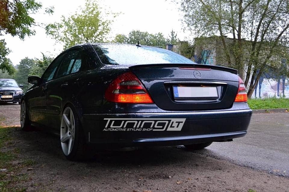 For Mercedes-Benz W211 AMG style trunk spoiler, glossy black