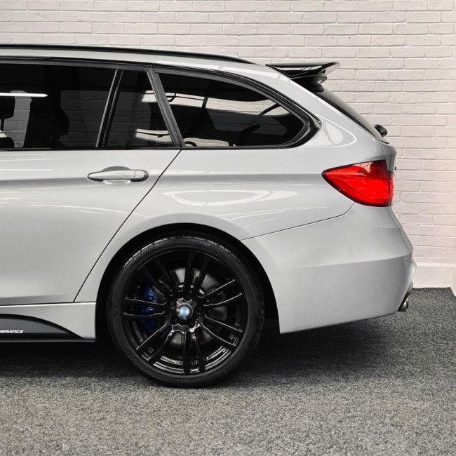 For BMW F31 Touring Performance Roof Spoiler, glossy black